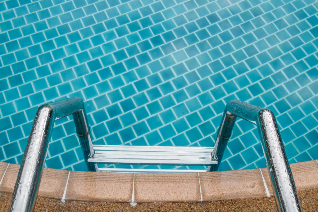 How to Keep Frogs Out of Pool: 11 Methods That Work
